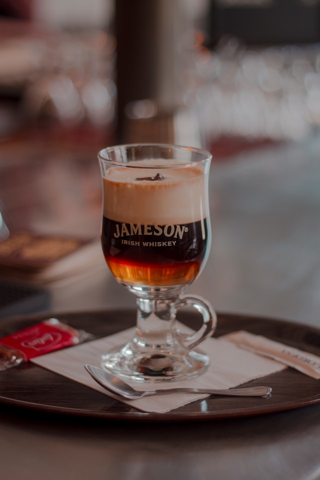 Irish Coffee: aprende a preparar el Café Irlandés - Decoctel